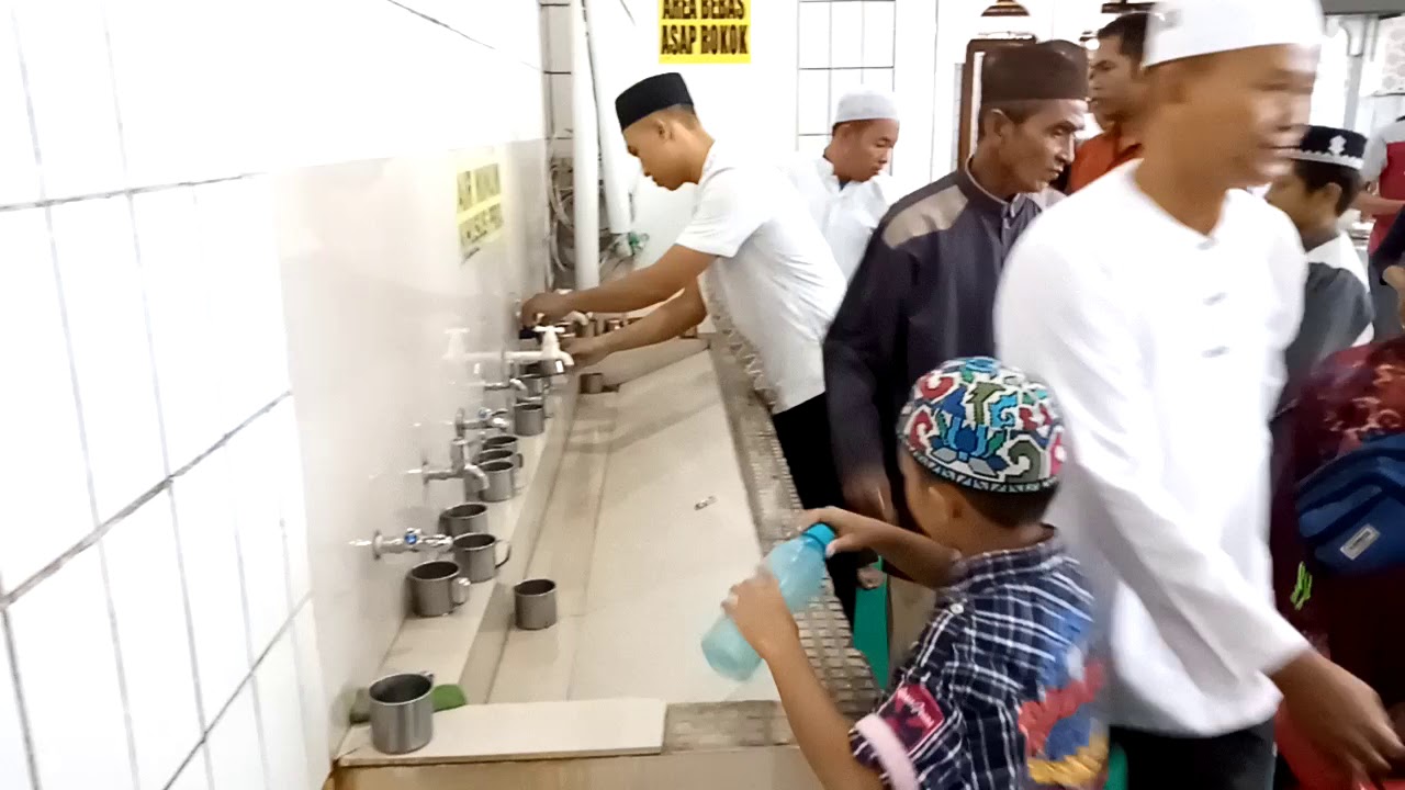 Tempat Minum air putih segar gratis di komplek kubah guru sekumpul ...