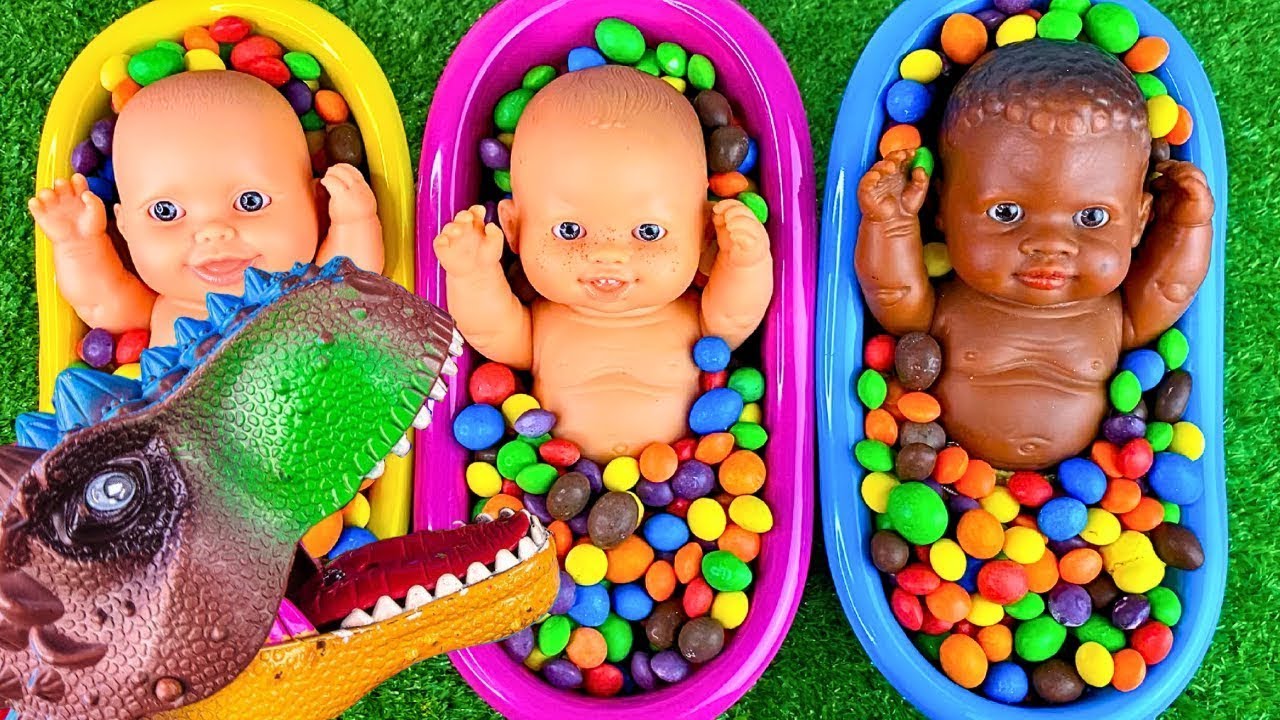 Rainbow Satisfying Video - Three Dolls & Mixing Candy ASMR with M&M's ...