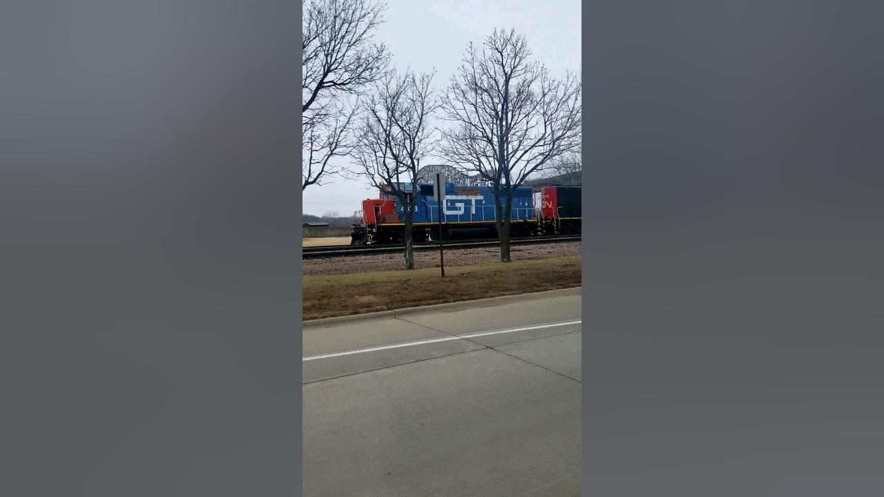 GTW SD40 and a CN GP40-2 Canadian cab Happy New Year guys!! - YouTube