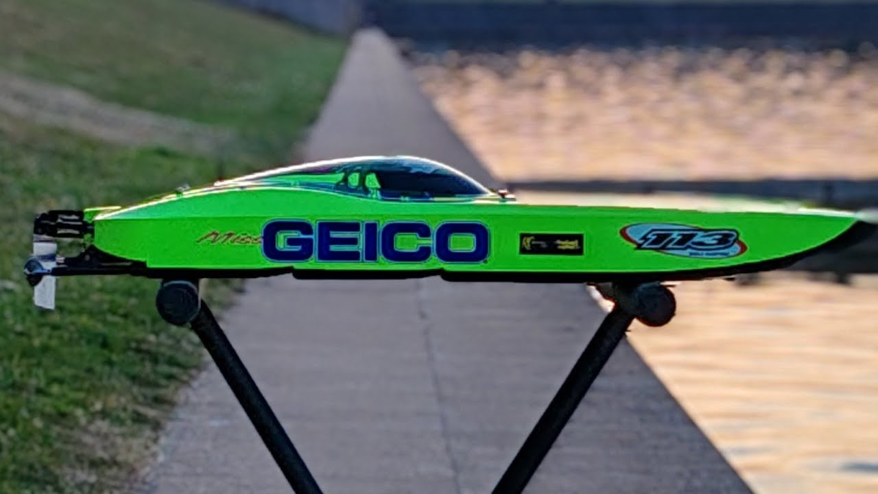Pro Boat Miss Geico 36" Twin test carbone kevlar - YouTube