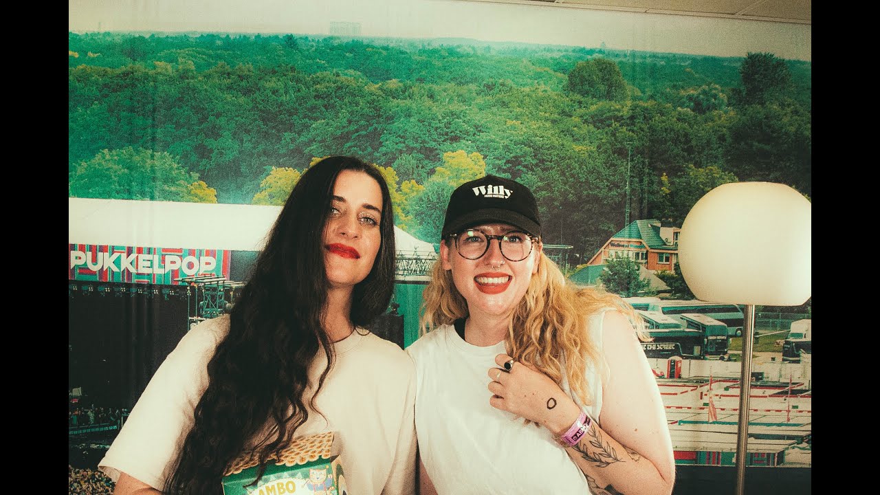 WILLY // Elien interviewt Eefje De Visser op Pukkelpop 2022 - YouTube