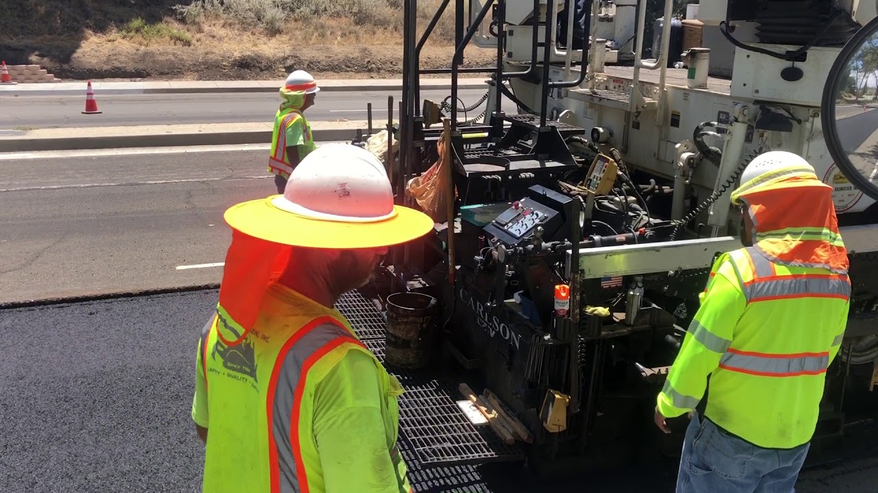 Bottom dumps laying asphalt - YouTube