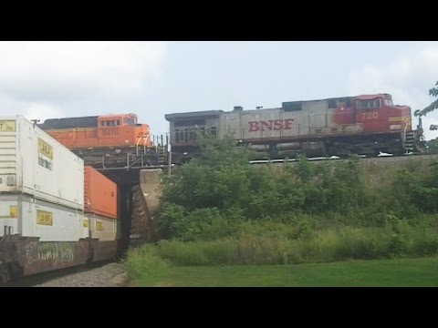 BNSF 7814 w/ NS Meets BNSF 720 w/ SD70ACe - YouTube