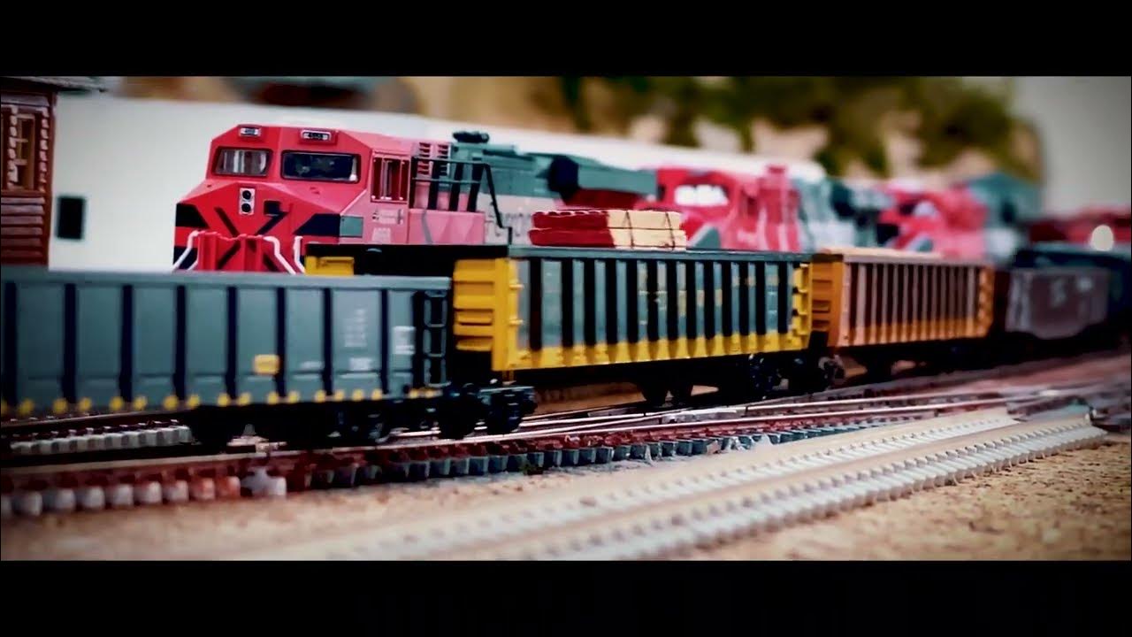 Increíble modelo a escala Ferromex SD70ACe 4020 "José José" con góndolas de carga - YouTube