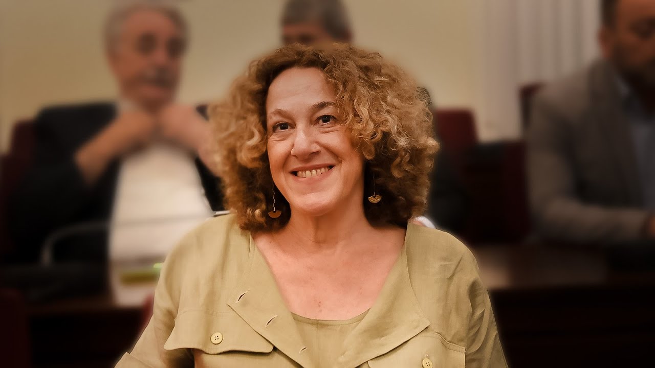 Η Αφρ. Κτενά στο Κανάλι Ένα 90,4 FM Δημοτικό Ραδιόφωνο Πειραιά - YouTube