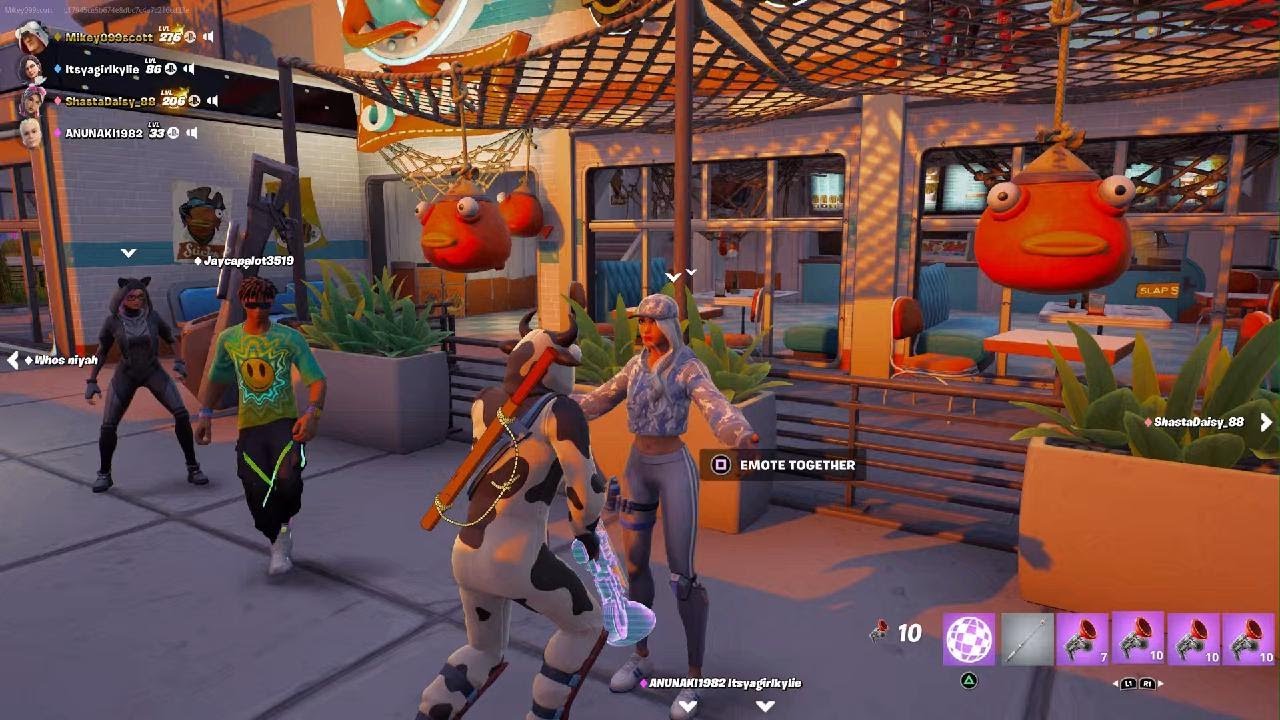 Being sus in Party royale - YouTube