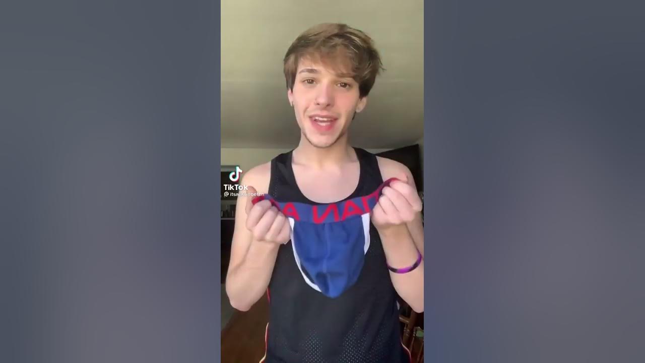 Гей нюхает грязные трусы парня - YouTube