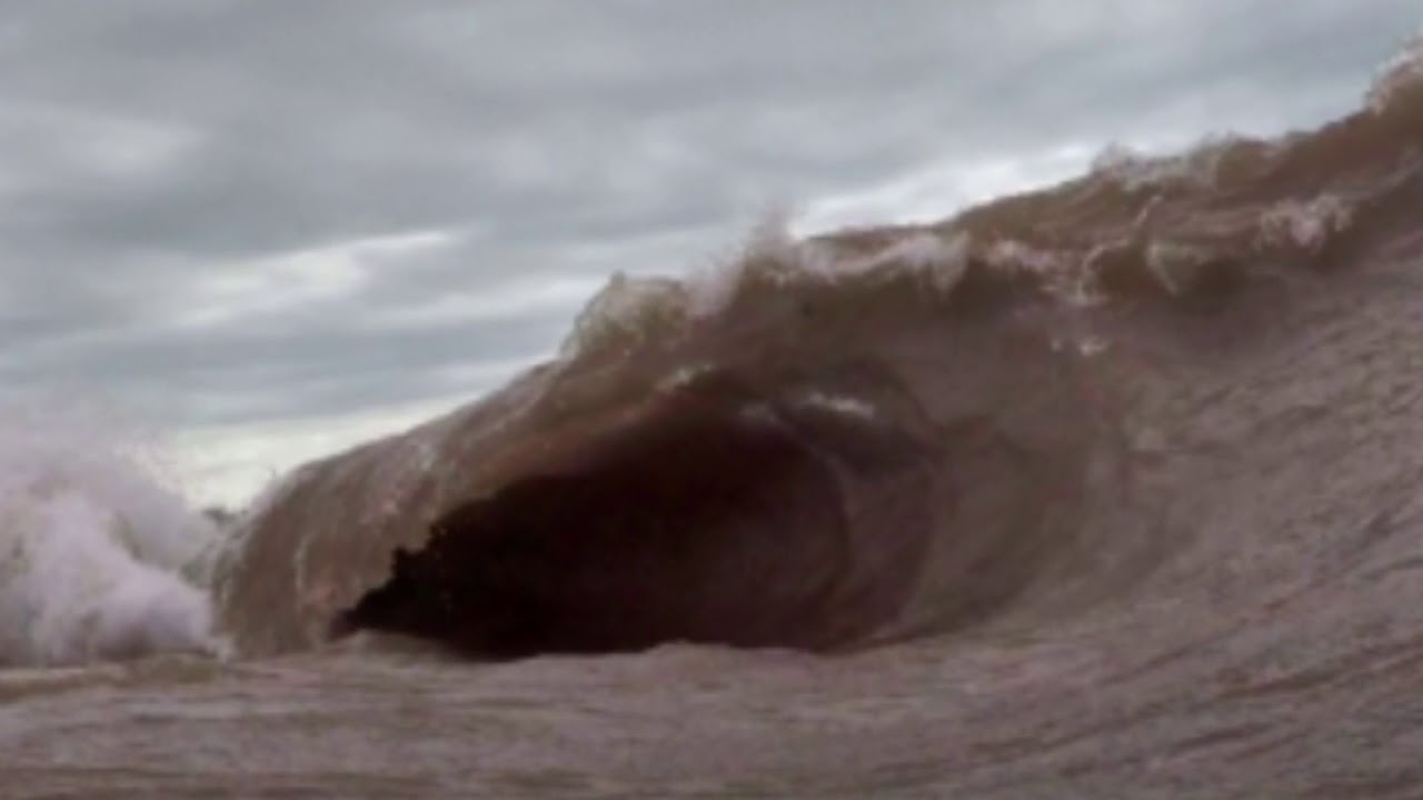 Great Lakes Get Pounded by 13-Foot Waves as Storm - YouTube