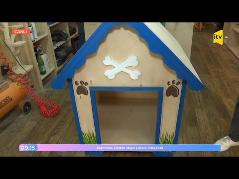 Ramananı əl işləri ilə bəzəyən kreativ taxta ustası