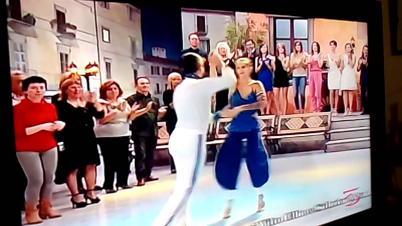 Samba Elena Travaini e Anthony Carollo Voci in piazza - YouTube