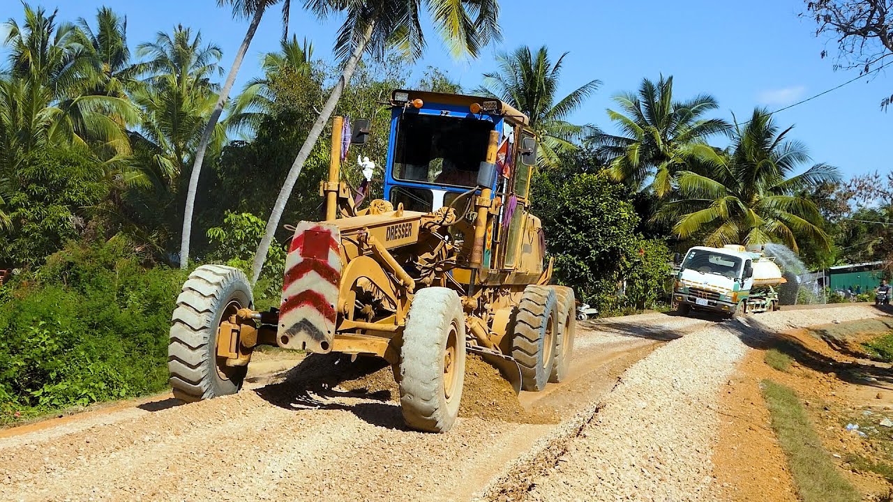 Excellent Komatsu Motor Grader Operator Skill Pushing Gravel for ...