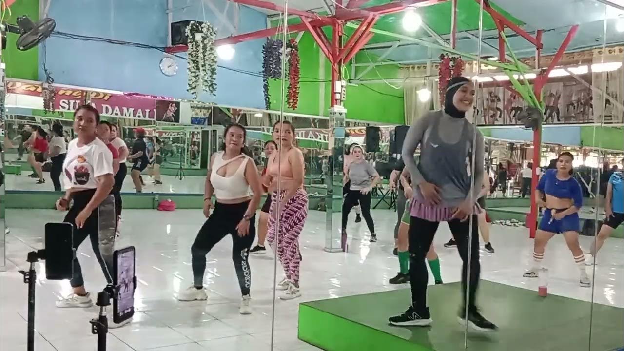 ZUMBA!! VIRAL SANGGAR SUKADAMAI - YouTube