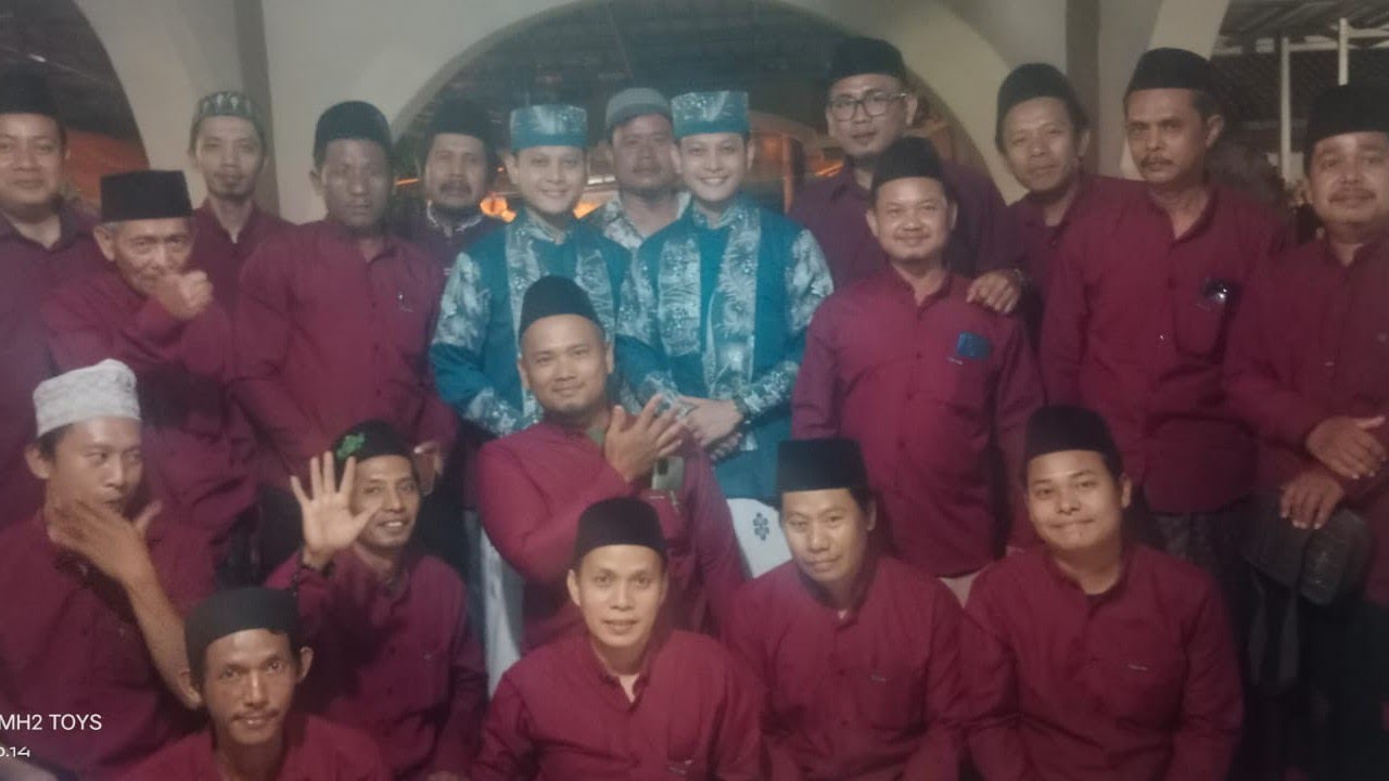 INDAHNYA KEBERSAMAAN PARA PANITIA MAULID NABI DENGAN DA'I MUDA USTADZ ...