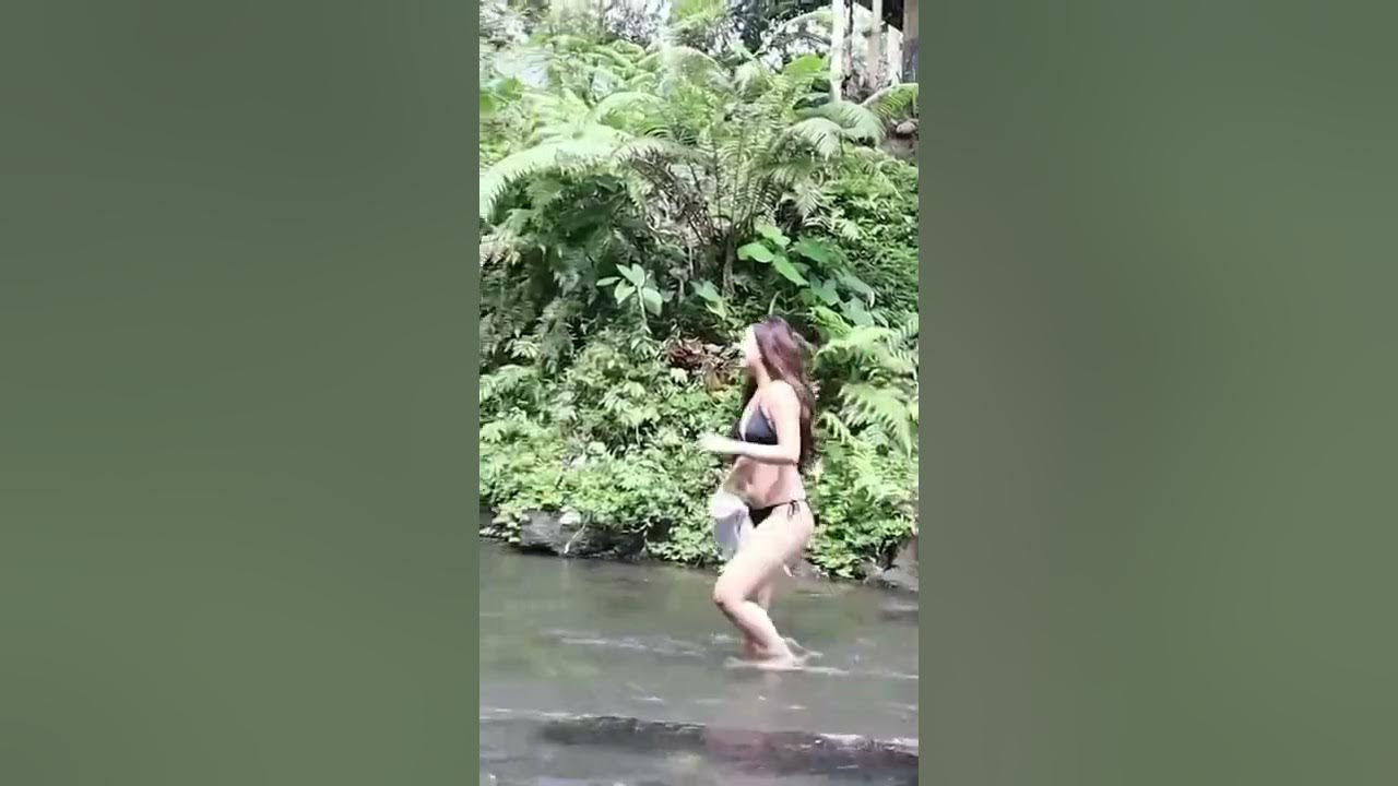 cewek cantik montok mandi di sungai, #cewekcantik #cewekmontok #nenen - YouTube
