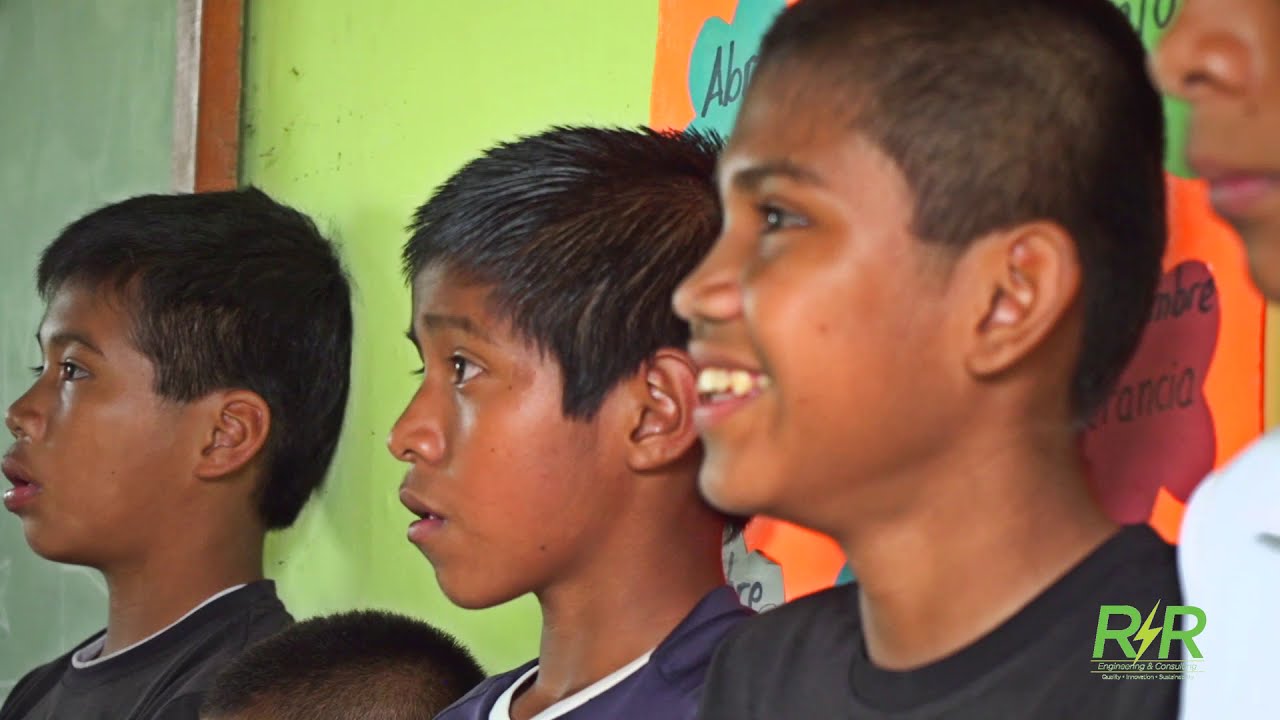 RRECSA Documental Sistemas Solares Escuelas Río Indio - YouTube
