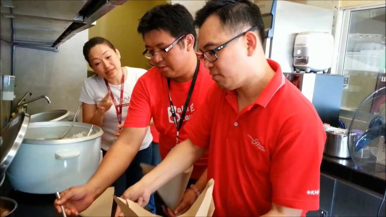 Kechara Soup Kitchen receiving RM10,000 from Khind Starfish Foundation ...
