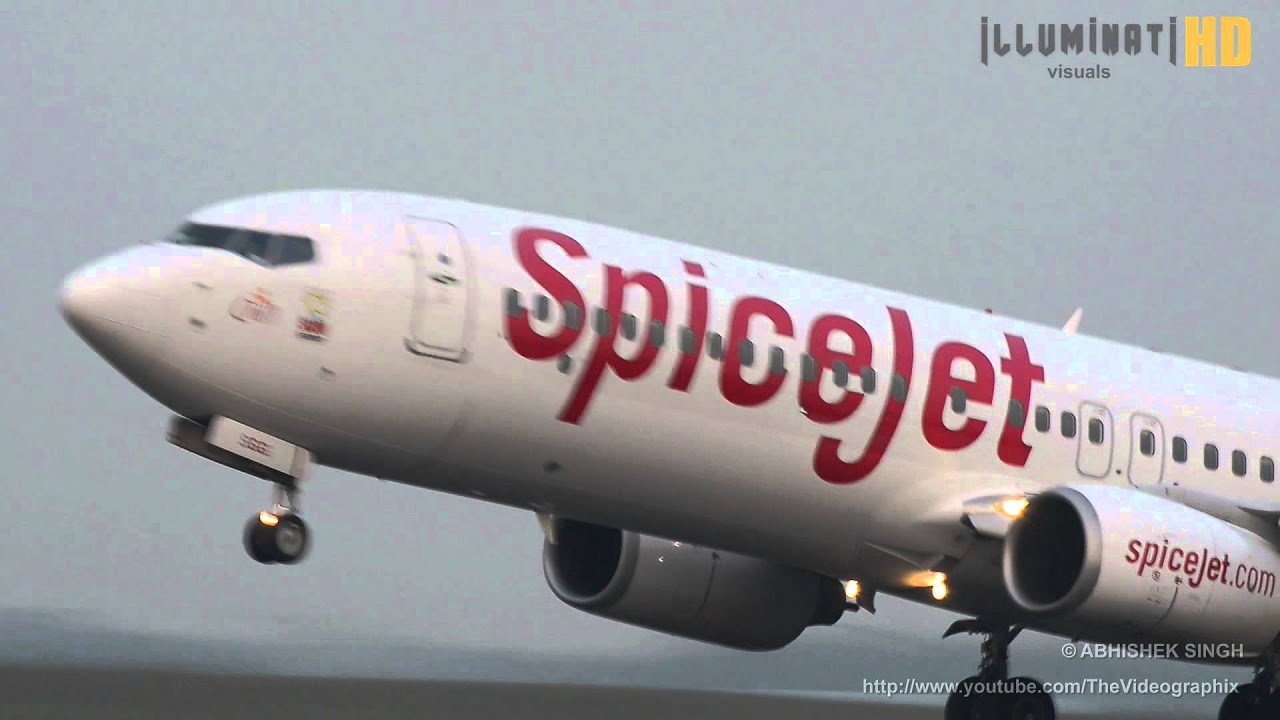 Takeoff Upclose Boeing 737-800 - YouTube