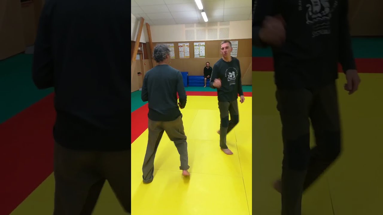 Entrainement au travail de prise de contact et frappes à courte distance. Sparring souple ...