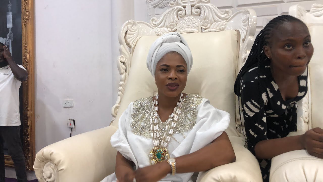 Queen Temitope present to welcome Ooni of Ife - YouTube