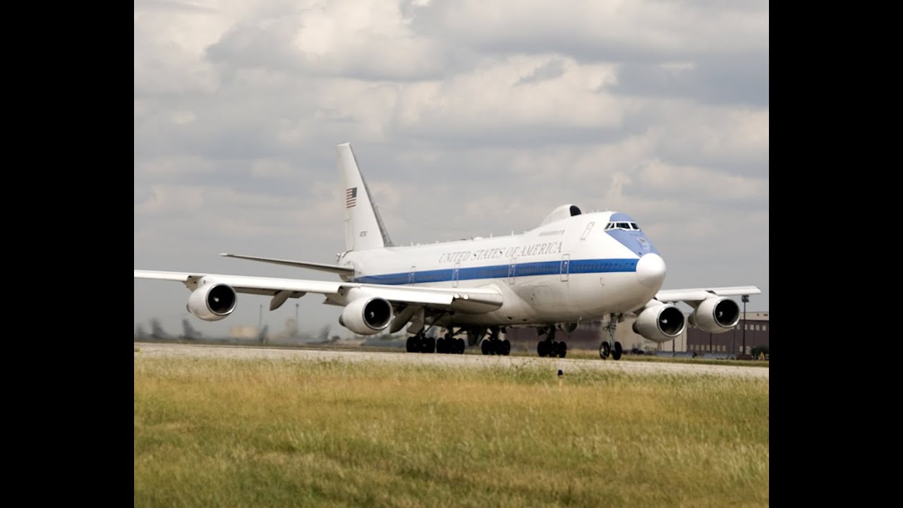 E-4B "Nightwatch" Low Approach in Omaha - YouTube
