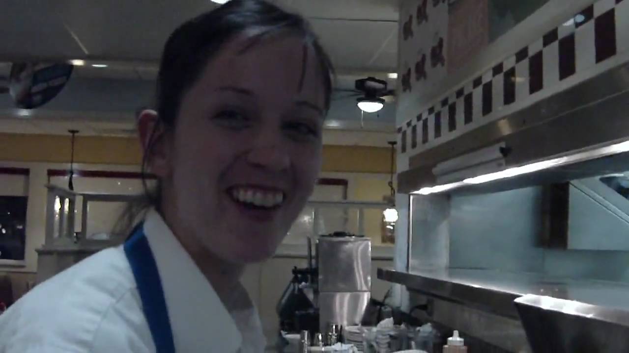 IHOP Waitress Goes Crazy - YouTube