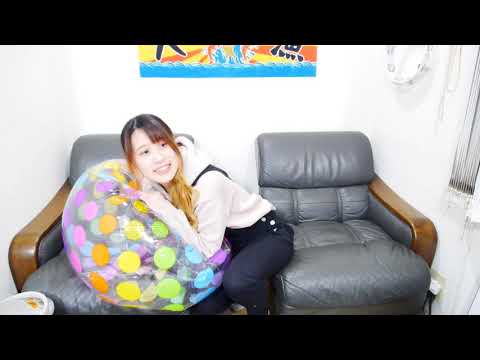 ビーチボールを収納中