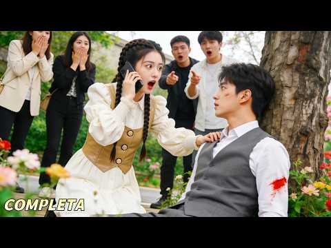 Nadie ayuda al CEO herido. Una dulce chica ahuyenta a los malos, lo salva ¡y él queda flechado!