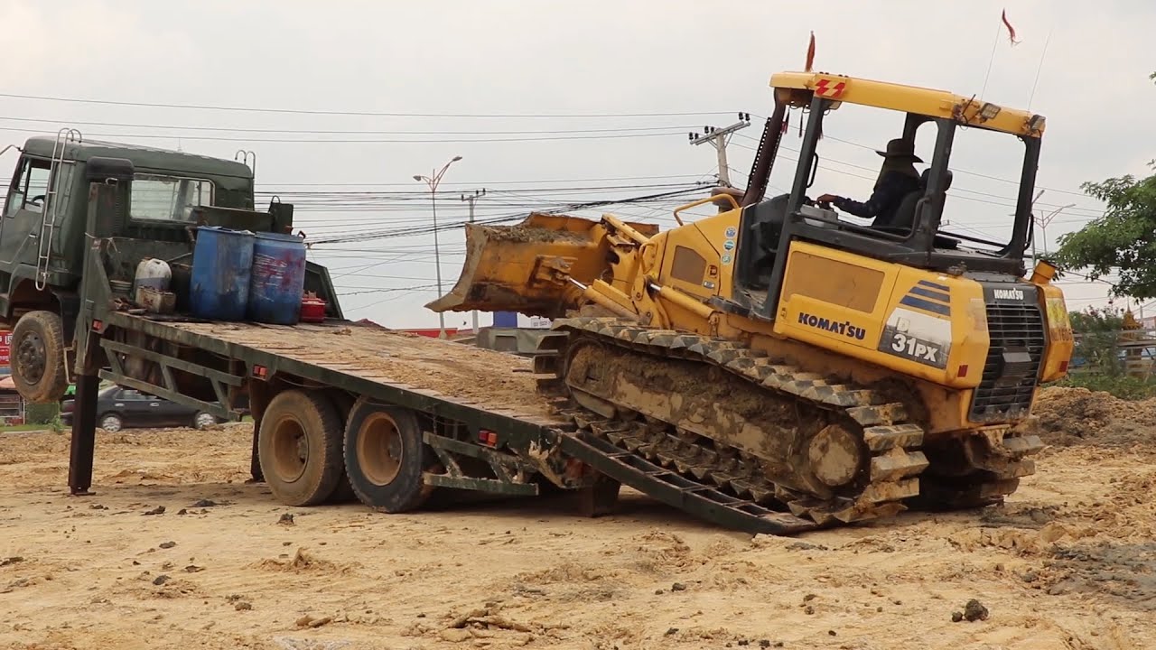 Komatsu D31PX Bulldozer safety loading on trailer truck - YouTube