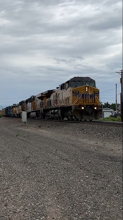 UP #6752 Leads the MNYPU - YouTube