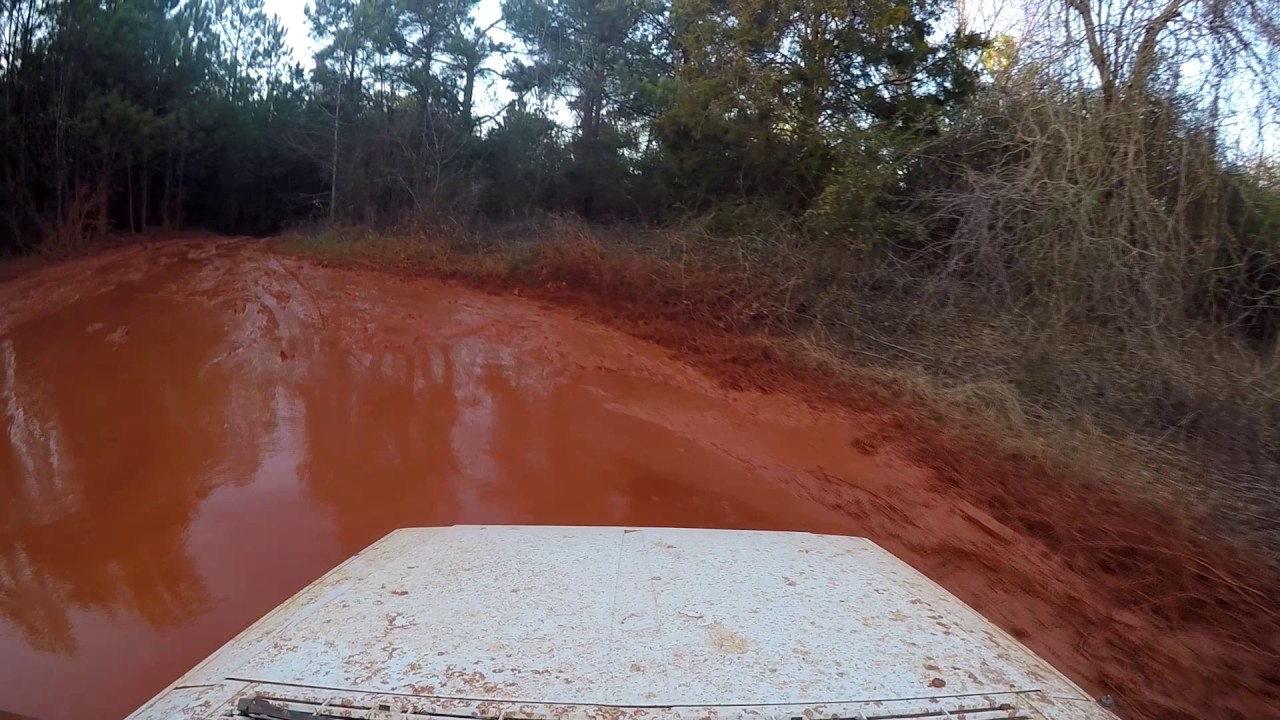 XJ going through small mud hole - YouTube