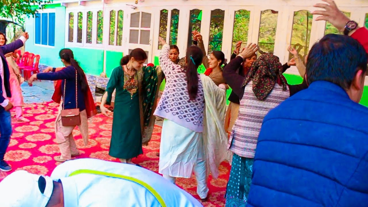 pahari dance girl | himachali dance in marriage | पहाड़ी लोगों का डांस ...