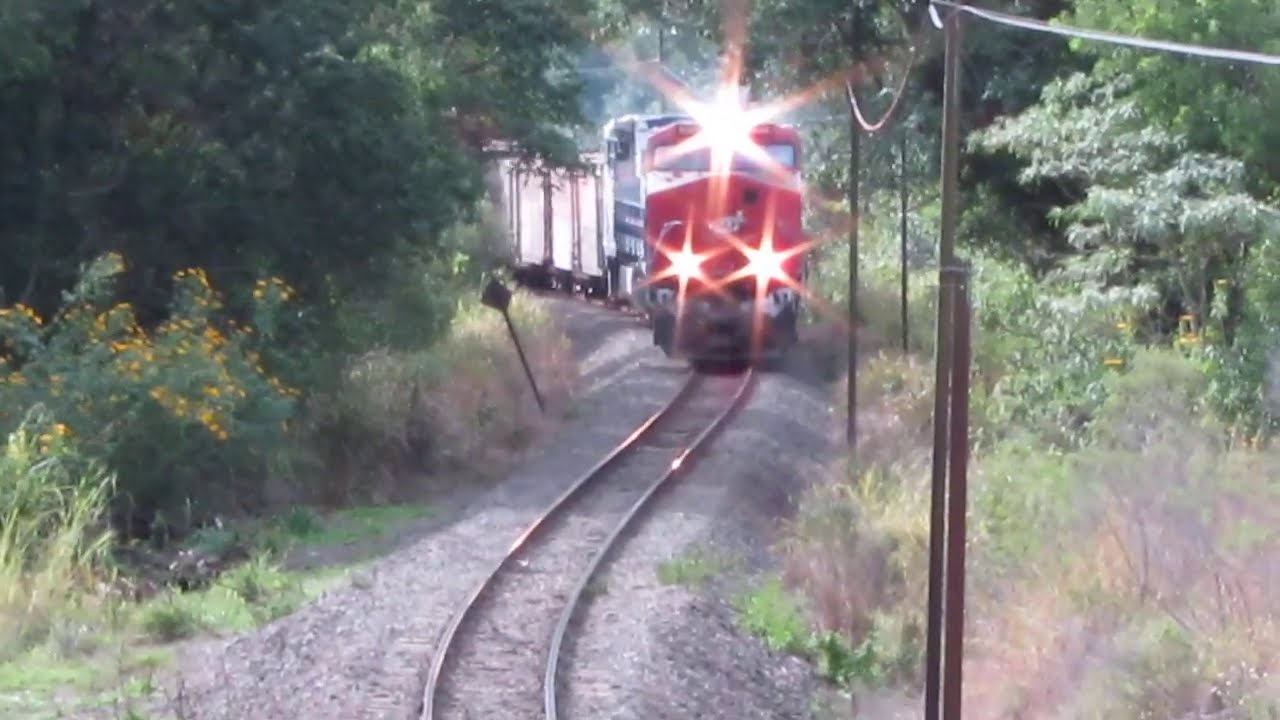 Trem com dupla de DASH-9 #8308 ALL e #8303 RUMO, na curva em ``S`` e no Viaduto das Pombas, 08 ...