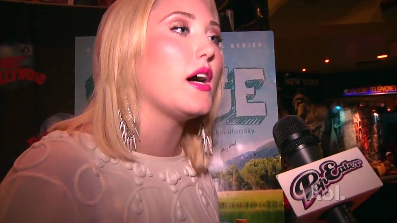 Hayley Hasselhoff Chats With PopEater - YouTube