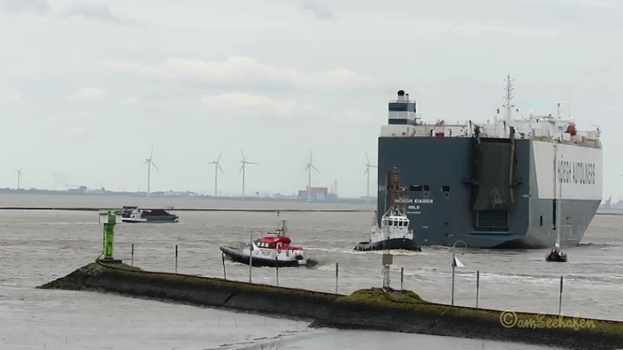 Momentaufname Aussenhafen Emden Spotlight Emder outer Port Hafenverkehr ...