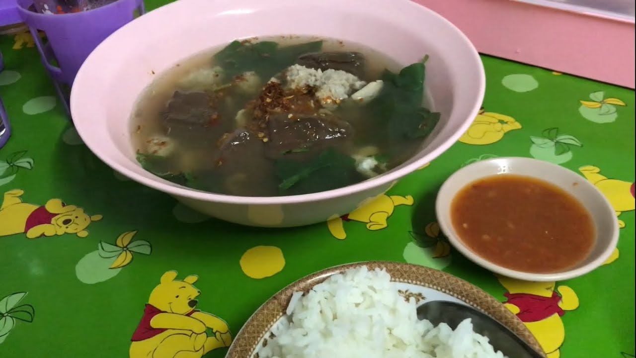 ต้มเลือดหมู อาหารเช้าหน้าวัดอรุณฯ Thai Style Clear Soup with Congealed ...
