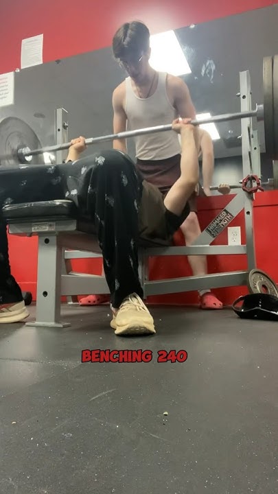 Realistic one year progress #motivation #physique #benchpress #weightloss - YouTube