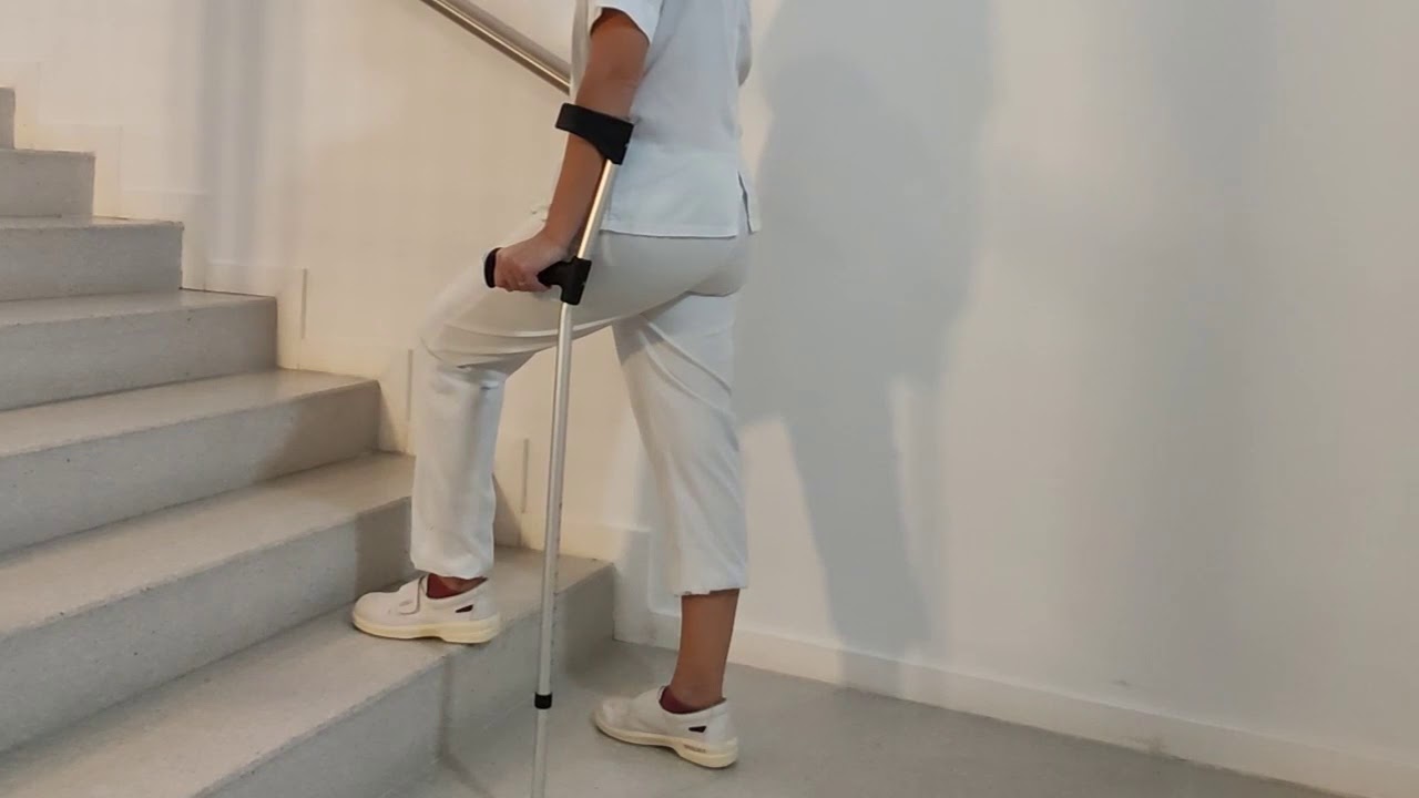Subir escaleras con una muleta - YouTube