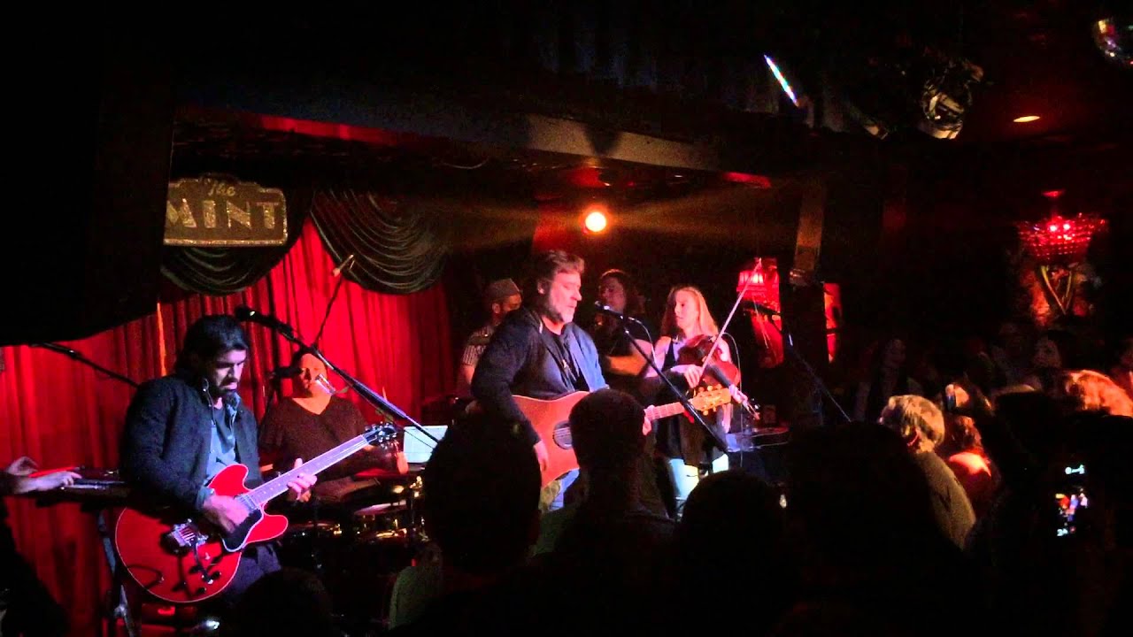 Russell Crowe singing "Folsom Prison Blues" with Alan Doyle - YouTube