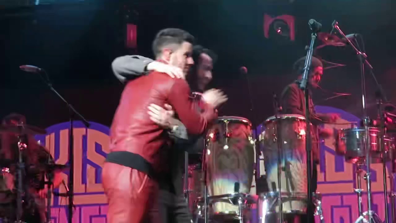 Jonas Brothers - Kiss Concert - End Bow and Hug - YouTube