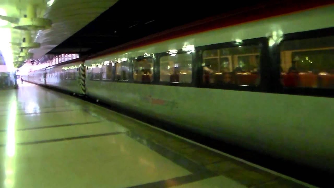 GA Class 90, 90001 with DVT 82105 & NC64 Stock, 1P38 departing London ...