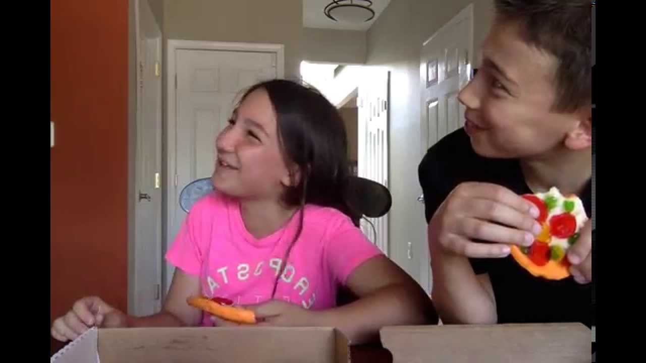 Vat19 Gummy Pizza Review - YouTube