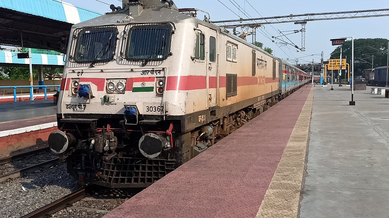 Navjeevan Express Arriving Tenali Junction - YouTube