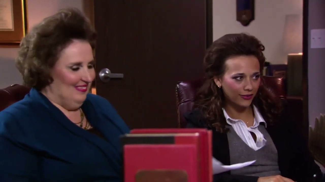 Phyllis y Karen trabajan en equipo - The Office (Latino) - YouTube