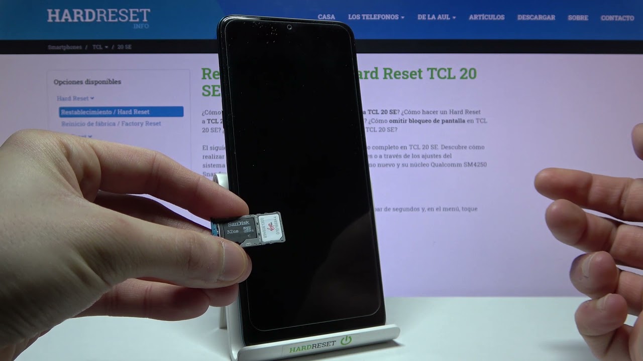 Cómo poner SIM y tarjeta de memoria en TCL 20 SE - colocar y sacar chip ...