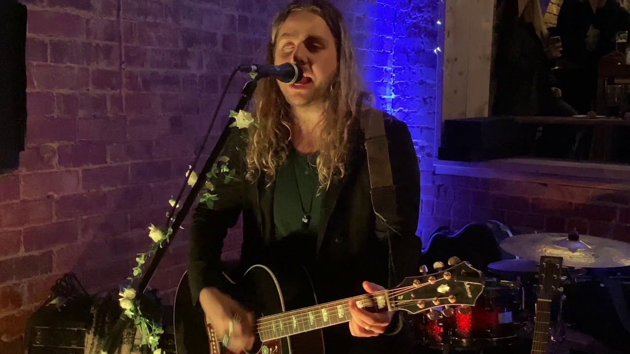 Adam Slack ( The Struts ) live - Dancing in the dark. - YouTube