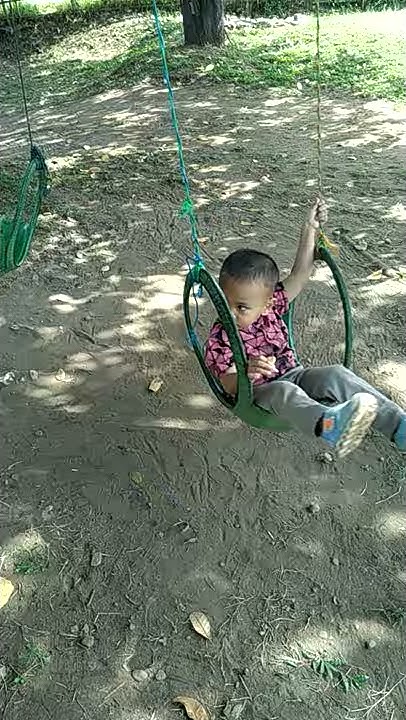 Anak ganteng Bermain ayunan di Taman - YouTube