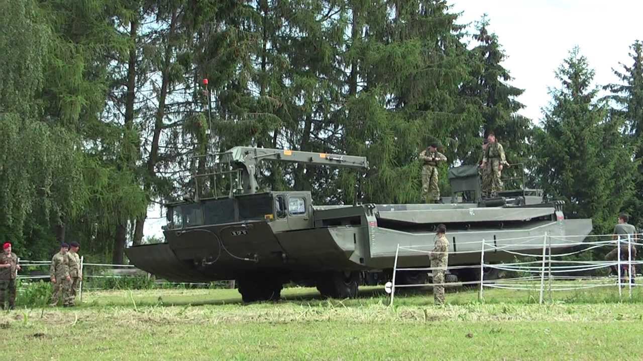 British Army M3 Amphibious Rig enters River Weser. Hajen Hameln 2012 ...