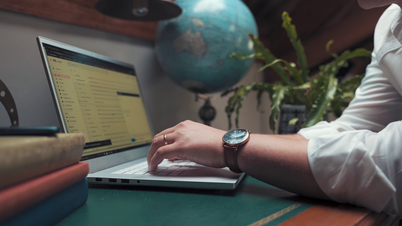 Reading and Studying using laptop video effect - YouTube