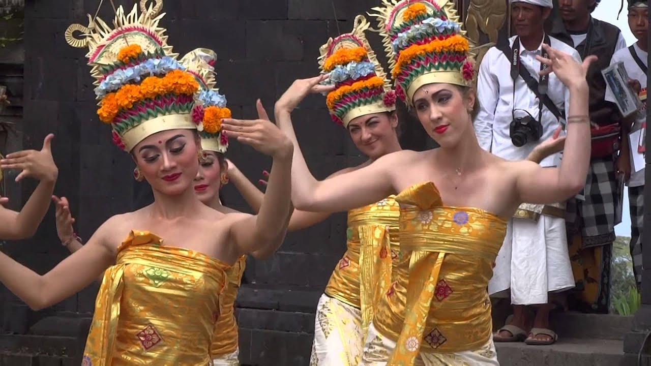 Rejang Dewa performance at Besakih April 14, 2015 - YouTube