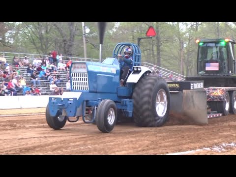 Tractor Pulling Interstate Pullers 10,000LB. Pro Farm Tractors Pulling ...